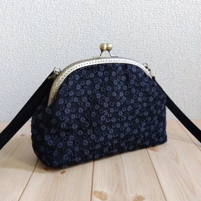 花柄刺繍 がま口ショルダーバッグ ポシェット 20.5cm口金 ブラック 583 | iichi 日々の暮らしを心地よくするハンドメイドやアンティークのマーケットプレイス