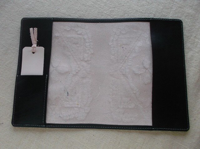 文庫サイズブックカバー 刻印、拭き染め 牛革 | iichi 日々の暮らしを心地よくするハンドメイドやアンティークのマーケットプレイス