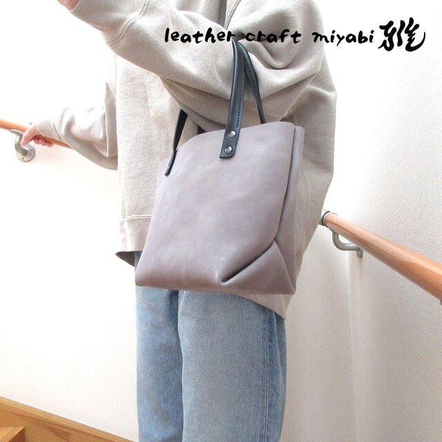 ぷっくり三角マチ♪《牛革》底マチワイドミニトート・ソフトスムース・マーブルグレー・0609 | iichi 日々の暮らしを心地よくするハンドメイドやアンティークのマーケットプレイス