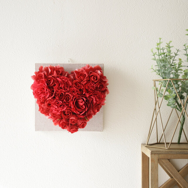 還暦を祝う 赤い花のハートアレンジメント ― bonheur et santé を添えて ―(箱入り・受注制作) | iichi 日々の暮らし ...