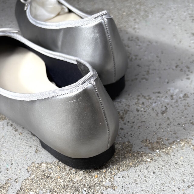 23.0cmのみ/マットシルバー/万能フラットパンプス/ワンマイルコーデにも | iichi 日々の暮らしを心地よくするハンドメイドやアンティークのマーケットプレイス