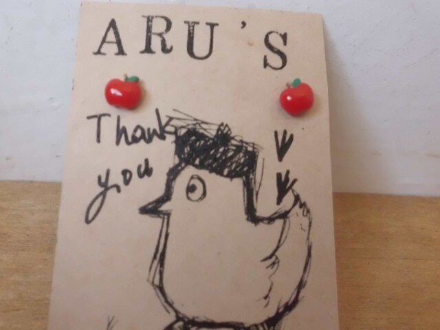 小さな赤いリンゴピアス | ARU'S | ハンドメイド通販 iichi（いいち）