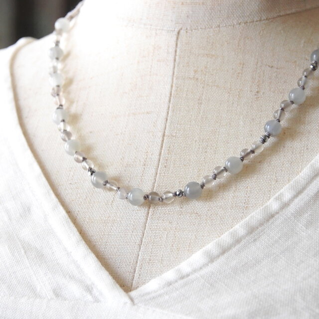 Gray Moon Short Necklace（ムーンストーン） | iichi 日々の暮らしを心地よくするハンドメイドやアンティークの ...