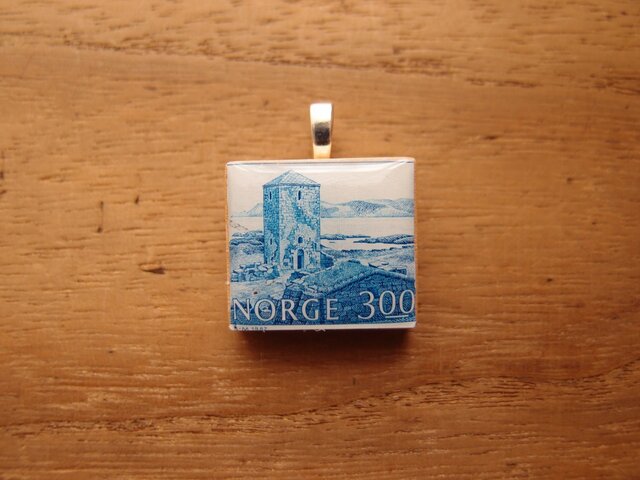 ノルウェーの切手を使ったスクラブルタイルペンダント | iichi 日々の暮らしを心地よくするハンドメイドやアンティークのマーケットプレイス