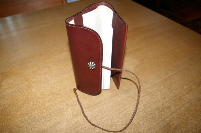 厚いヌメ革のブックカバー | iichi 日々の暮らしを心地よくするハンドメイドやアンティークのマーケットプレイス
