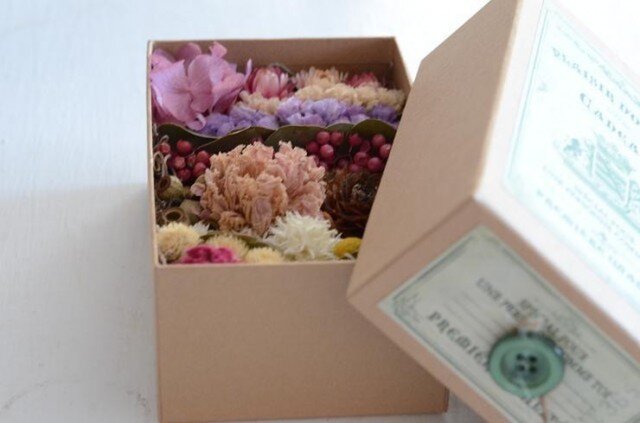 アンティーク風Boxに摘みました | iichi 日々の暮らしを心地よくするハンドメイドやアンティークのマーケットプレイス