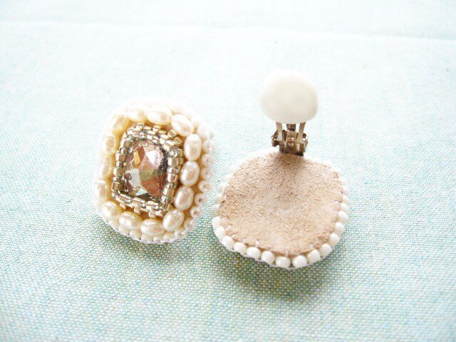 ビジューイヤリング（シルバー×ホワイト） | iichi 日々の暮らしを心地よくするハンドメイドやアンティークのマーケットプレイス