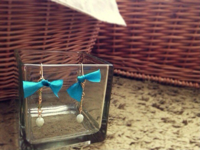 印象的なブルーのシルクリボン(1164) | iichi 日々の暮らしを心地よくするハンドメイドやアンティークのマーケットプレイス