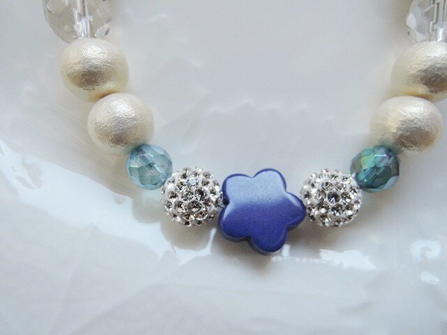 ☆再々・・・販 ラピスラズリ＆スワロフスキーフラワーブレス☆（396） | iichi 日々の暮らしを心地よくするハンドメイドやアンティークのマーケットプレイス