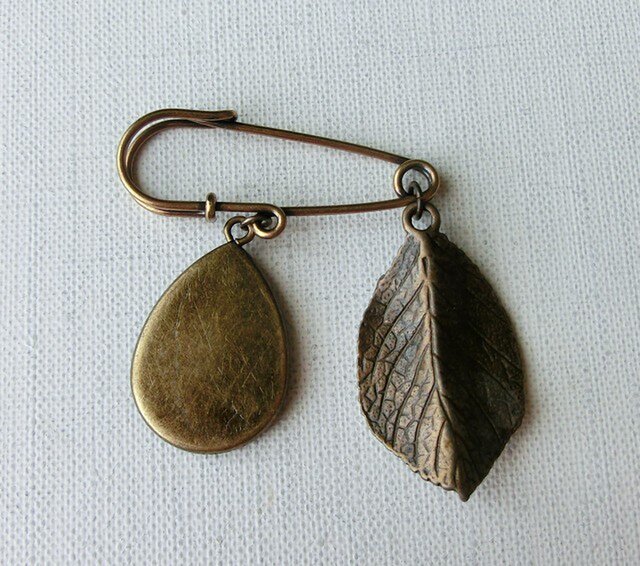 ピンブローチ048/ キツネ | iichi 日々の暮らしを心地よくするハンドメイドやアンティークのマーケットプレイス