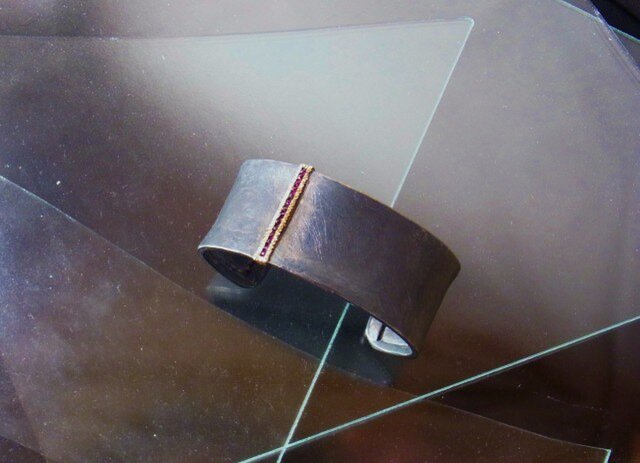 Ruby Wide Cuff Bracelet | iichi ハンドメイド・クラフト作品・手仕事品の通販