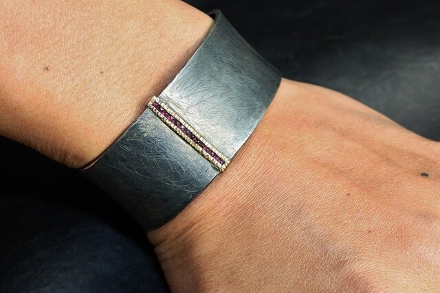 Ruby Wide Cuff Bracelet | iichi ハンドメイド・クラフト作品・手仕事品の通販