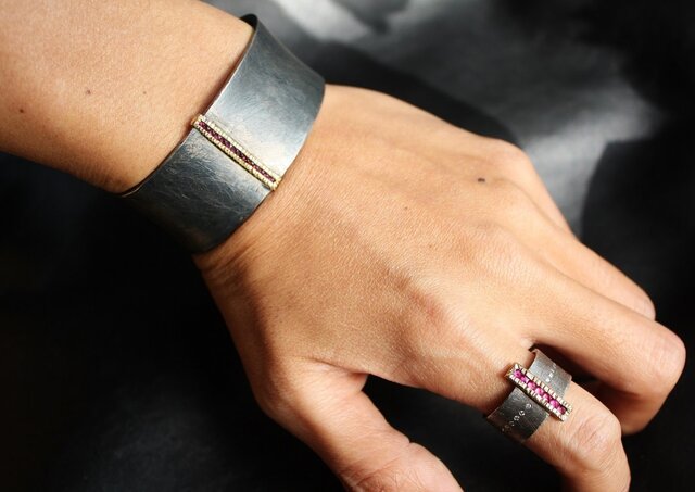 Ruby Wide Cuff Bracelet | iichi ハンドメイド・クラフト作品・手仕事品の通販