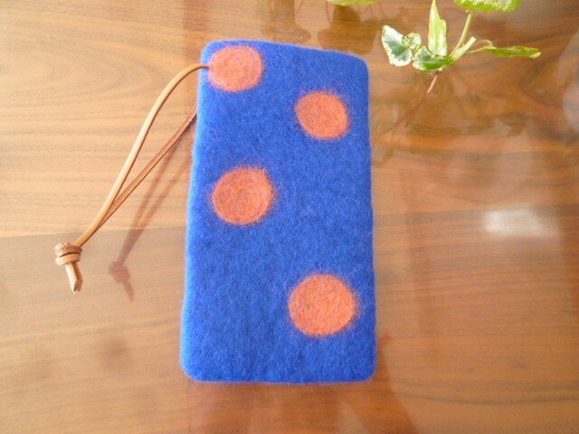 羊毛フェルトのスマホケース（ブルー×サーモンピンク）iphone6 | iichi ハンドメイド・クラフト作品・手仕事品の通販
