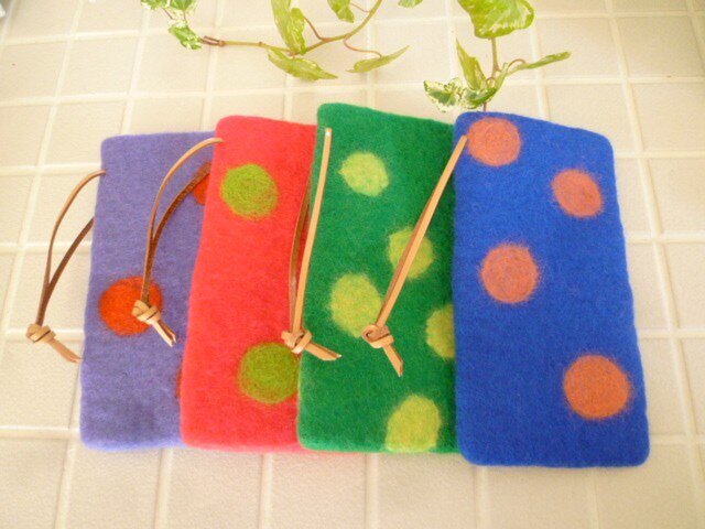 羊毛フェルトのスマホケース（ブルー×サーモンピンク）iphone6 | iichi ハンドメイド・クラフト作品・手仕事品の通販