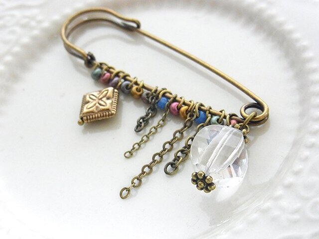 クリスタルとフリンジの金古美ピンブローチ | iichi 日々の暮らしを心地よくするハンドメイドやアンティークのマーケットプレイス