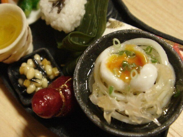 ★ぶっかけ玉子うどん＆おむすびのセット(扇型盆・黒) | iichi 日々の暮らしを心地よくするハンドメイドやアンティークのマーケットプレイス