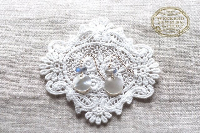 ラブラドライトとマザーオブパールのフックピアス WJG_P005 | iichi ハンドメイド・クラフト作品・手仕事品の通販