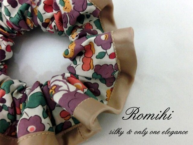 ☆リバティベッツィ☆ベージュサテンの縁取りシュシュ | iichi 日々の暮らしを心地よくするハンドメイドやアンティークのマーケットプレイス