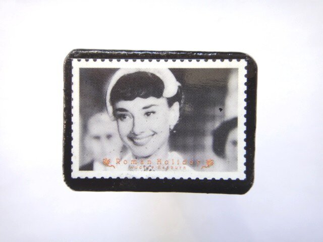 アメリカ 「切手シールブローチ」742 | iichi 日々の暮らしを心地よくするハンドメイドやアンティークのマーケットプレイス