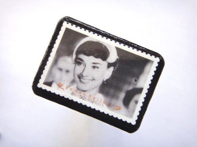 アメリカ 「切手シールブローチ」742 | iichi 日々の暮らしを心地よくするハンドメイドやアンティークのマーケットプレイス