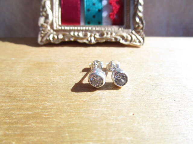 【再販】silver cz 5mm スタッド ピアス | iichi 日々の暮らしを心地よくするハンドメイドやアンティークのマーケットプレイス