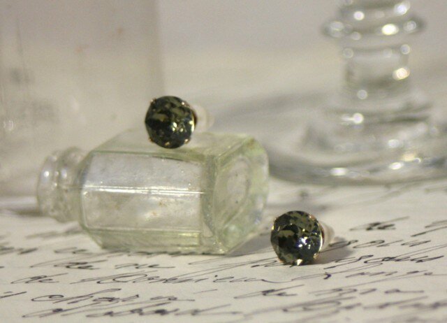 【14kg】ヴィンテージスワロフスキー ビジューピアス | iichi 日々の暮らしを心地よくするハンドメイドやアンティークのマーケットプレイス