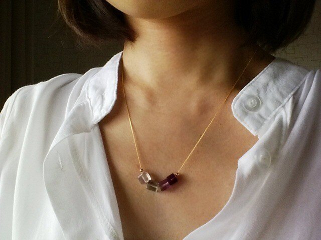 *フローライト キューブネックレス* [NS15-4] | iichi 日々の暮らしを心地よくするハンドメイドやアンティークのマーケットプレイス