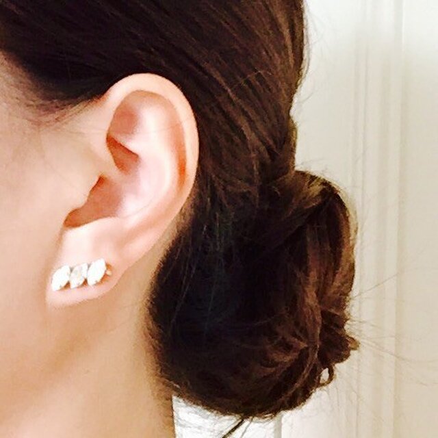 Milla 小粒な3連スワロフスキー ピアス | iichi ハンドメイド・クラフト作品・手仕事品の通販