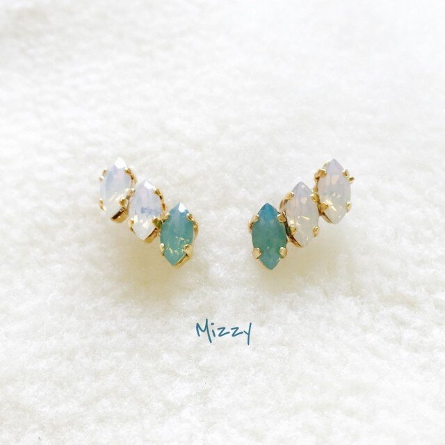 Milla 2 小粒な3連スワロフスキー ピアス | iichi 日々の暮らしを心地よくするハンドメイドやアンティークのマーケットプレイス