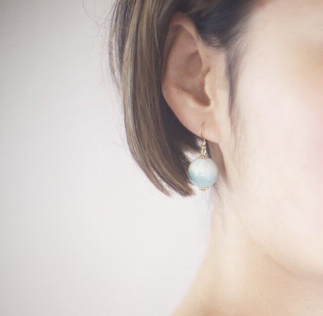 bonbonピアス エメラルドグリーン x ホワイト | iichi 日々の暮らしを心地よくするハンドメイドやアンティークのマーケットプレイス