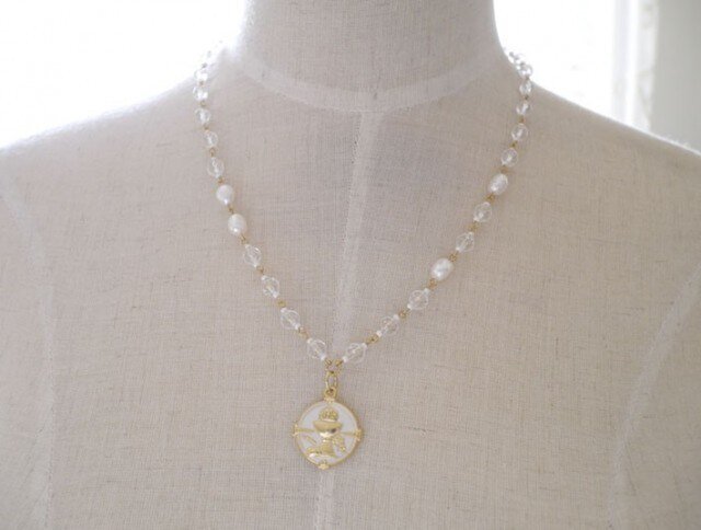 聖体メダイの水晶ネックレスmn-2006 | iichi 日々の暮らしを心地よくするハンドメイドやアンティークのマーケットプレイス