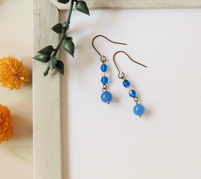 A122 エスニックの雰囲気 パッと目を引く青のピアス（パーツ変更可能） | iichi ハンドメイド・クラフト作品・手仕事品の通販