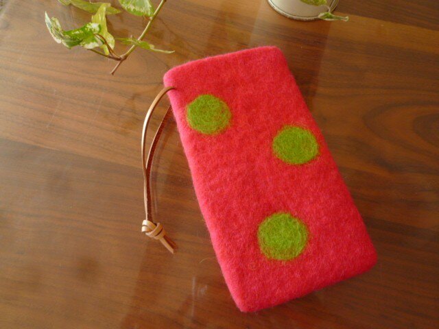 羊毛フェルトのスマホケース（ネオンピンク）iphone6 | iichi ハンドメイド・クラフト作品・手仕事品の通販