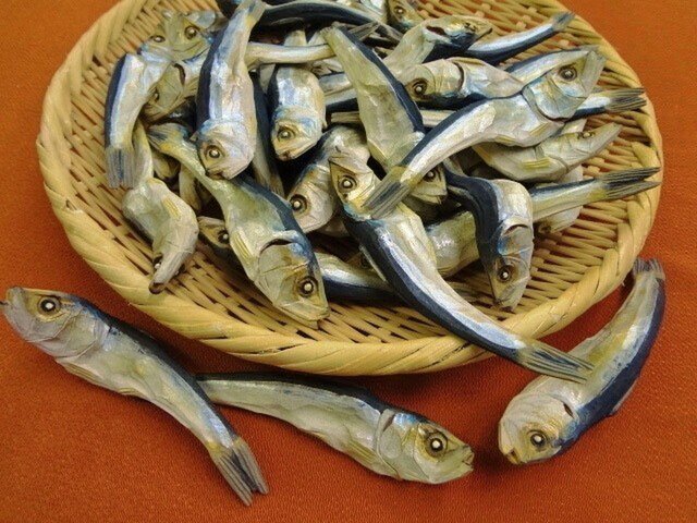 木彫りの「煮干し」ジャンボ盛り | iichi 日々の暮らしを心地よくするハンドメイドやアンティークのマーケットプレイス