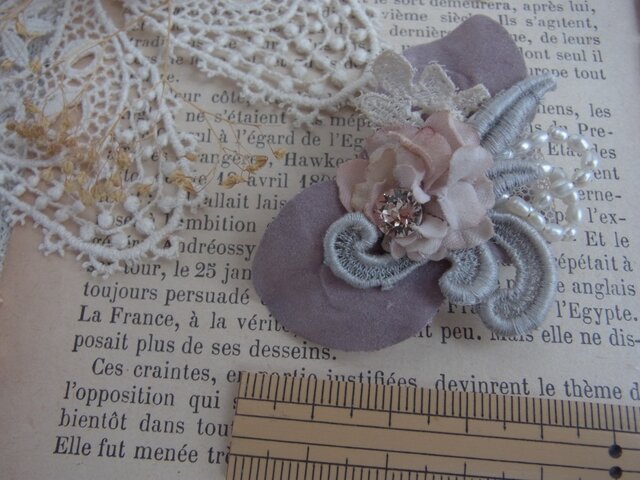 Petite コサージュ（PG） | iichi 日々の暮らしを心地よくするハンドメイドやアンティークのマーケットプレイス