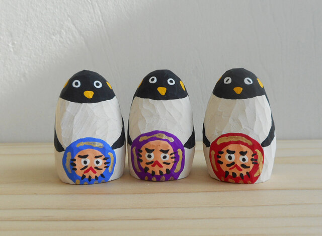 6月から値上げをします 木彫り 大人ペンギンとだるま 紫19 | iichi 日々の暮らしを心地よくするハンドメイドやアンティークのマーケットプレイス