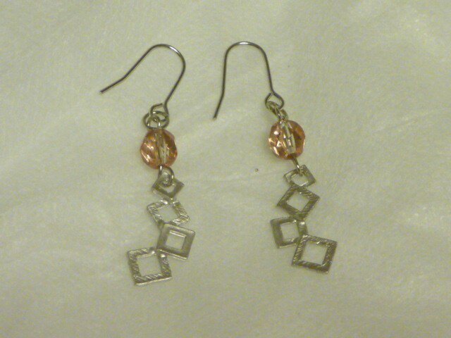 四角のピアス ボヘミアンビーズ ローズ 63 | iichi ハンドメイド・クラフト作品・手仕事品の通販