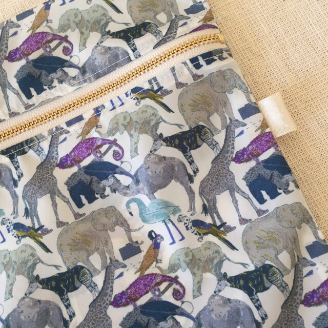 リバティのお着替えポーチ＊キュー・フォー・ザ・ズー(Queue for the zoo) | iichi ハンドメイド・クラフト作品・手仕事品の通販