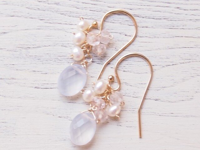 カルセドニーのブーケピアス（14kgf） | iichi 日々の暮らしを心地よくするハンドメイドやアンティークのマーケットプレイス