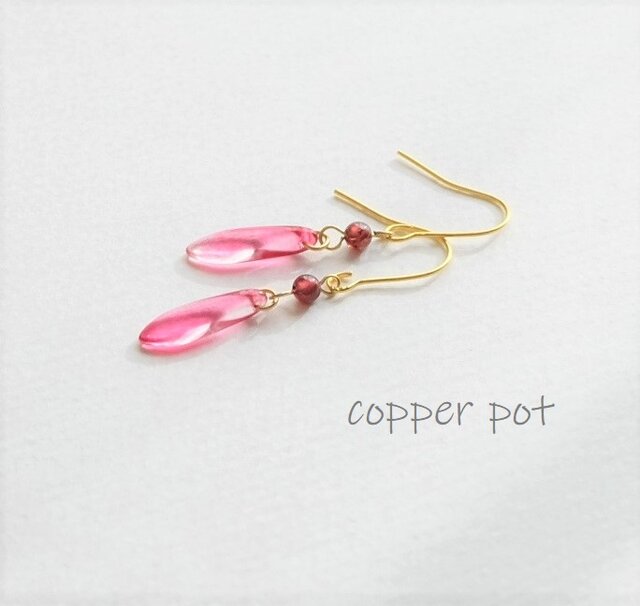 G67 ガーネット 1月の誕生石 ピンク ピアス(チタン 樹脂 ノンホール イヤリング） | iichi ハンドメイド・クラフト作品・手仕事品の通販