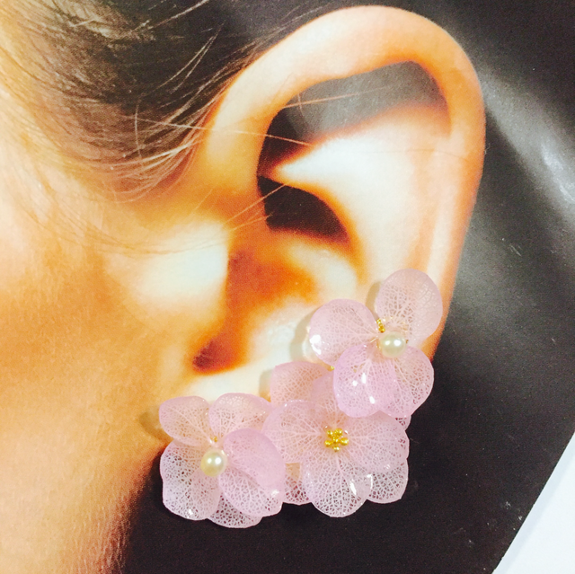 紫陽花イヤーカフ♡Pink | iichi 日々の暮らしを心地よくするハンドメイドやアンティークのマーケットプレイス