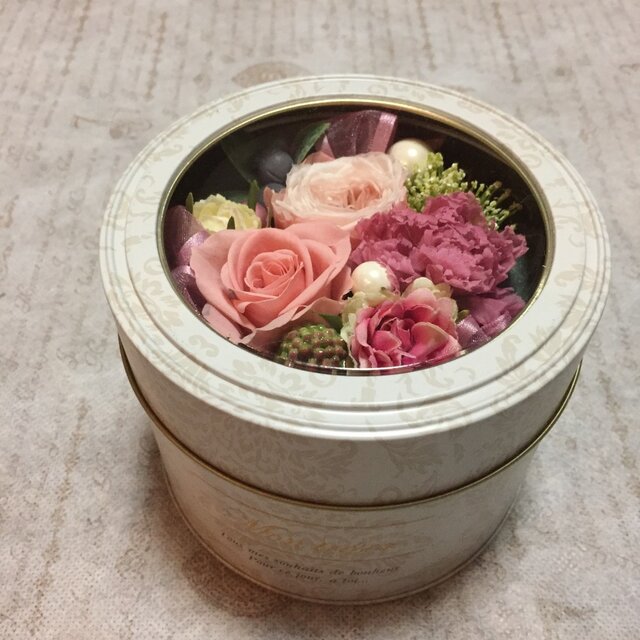 N様オーダー品 プリザーブドローズの缶アレンジ（グレー系） | iichi 日々の暮らしを心地よくするハンドメイドやアンティークのマーケットプレイス