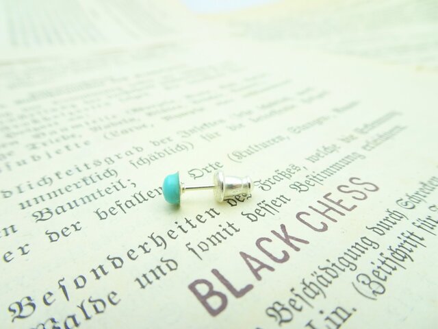 アリゾナ産ターコイズのピアス（1つ売り） P4 | iichi 日々の暮らしを心地よくするハンドメイドやアンティークのマーケットプレイス