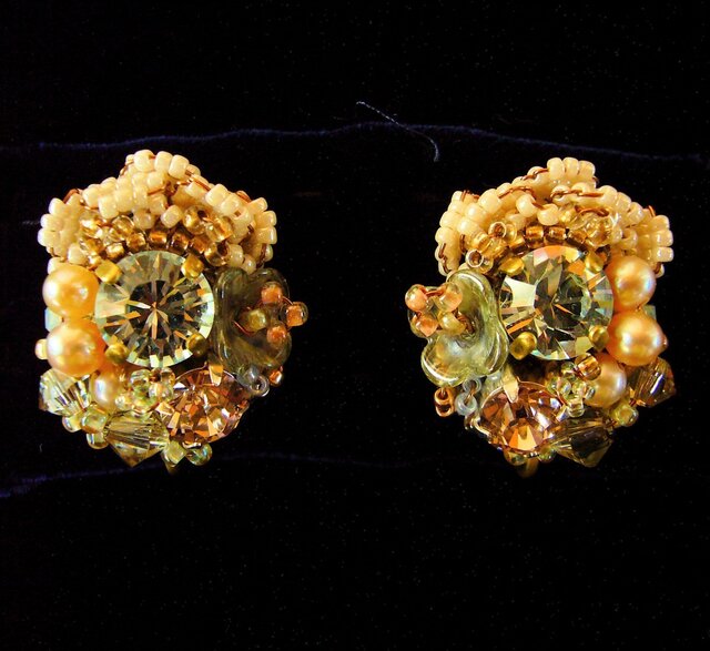 アイボリーのアンティーク調イヤリング（no-354） | iichi 日々の暮らしを心地よくするハンドメイドやアンティークのマーケットプレイス