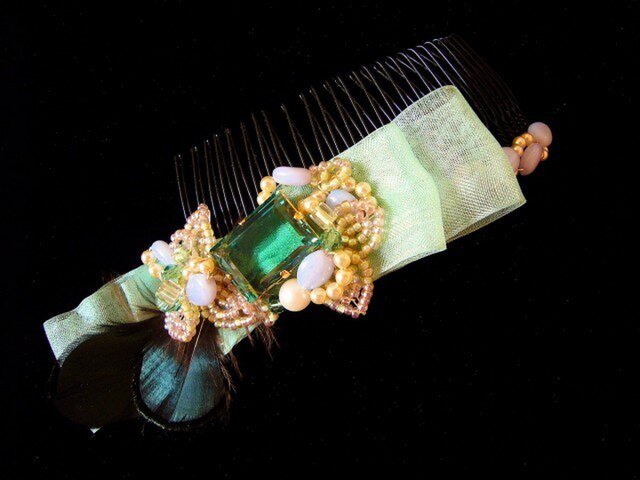 華やかビジューの羽根コーム（no-345） | iichi ハンドメイド・クラフト作品・手仕事品の通販