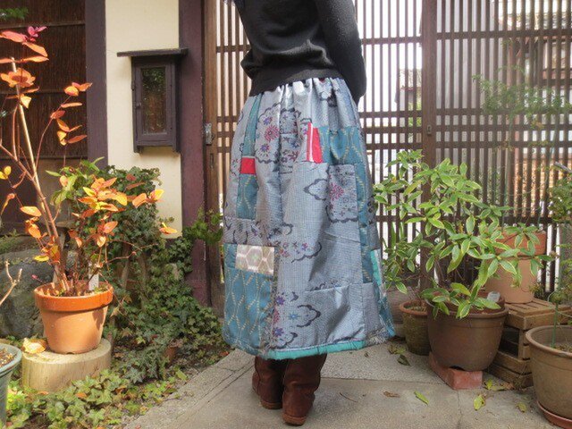 大島紬deリメイクスカート☆紬や銘仙パッチ大人スカート85㎝丈 | iichi 日々の暮らしを心地よくするハンドメイドやアンティークのマーケットプレイス