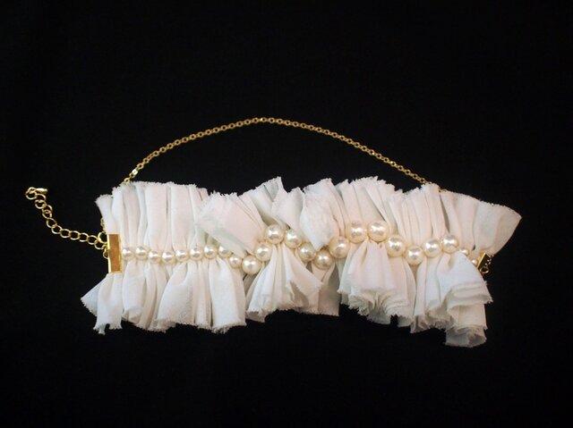 Frill bracelet （White） | iichi ハンドメイド・クラフト作品・手仕事品の通販