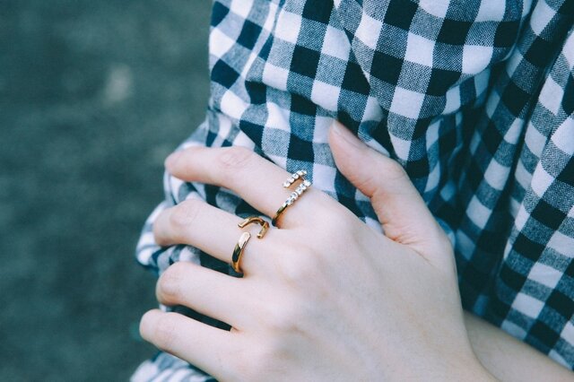 COR-DATEシンプル.ねじるパールリング | iichi 日々の暮らしを心地よくするハンドメイドやアンティークのマーケットプレイス