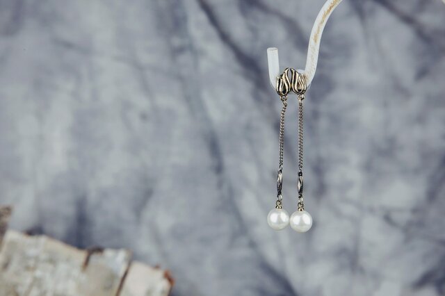COR-DATE MissGrace,チューリップパールピアス，ホワイト | iichi 日々の暮らしを心地よくするハンドメイドやアンティークのマーケットプレイス